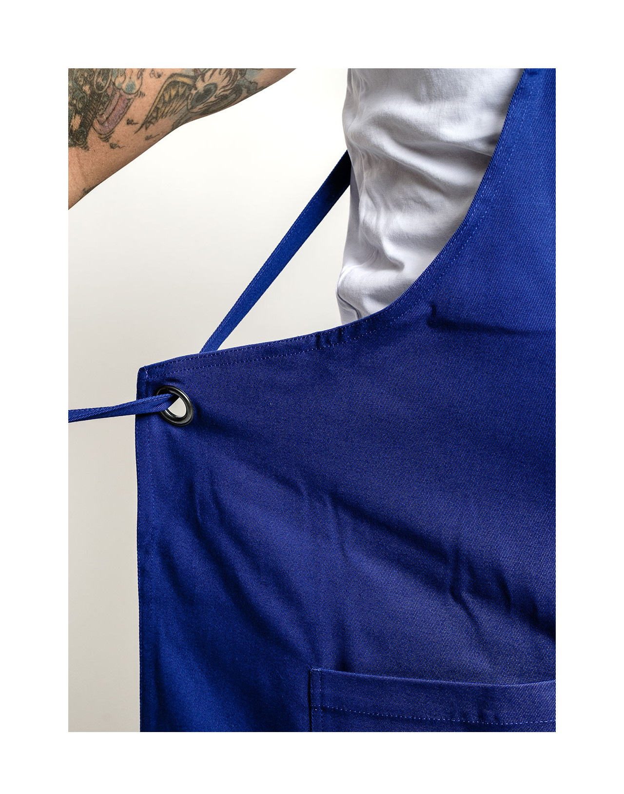 Delantal azul con cintas cruzadas en la espalda